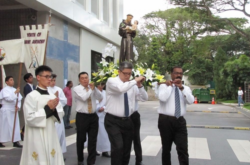 Extra Ordinary Ministers of Holy Communion (EMHC) - Church of Saint Anthony